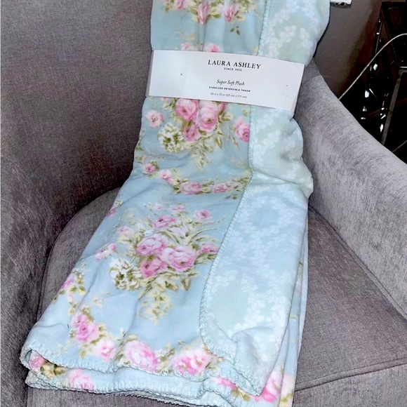 Laura Ashley | Bedding | Nwt Laura Ashley Vintage Floral Print Throw ...